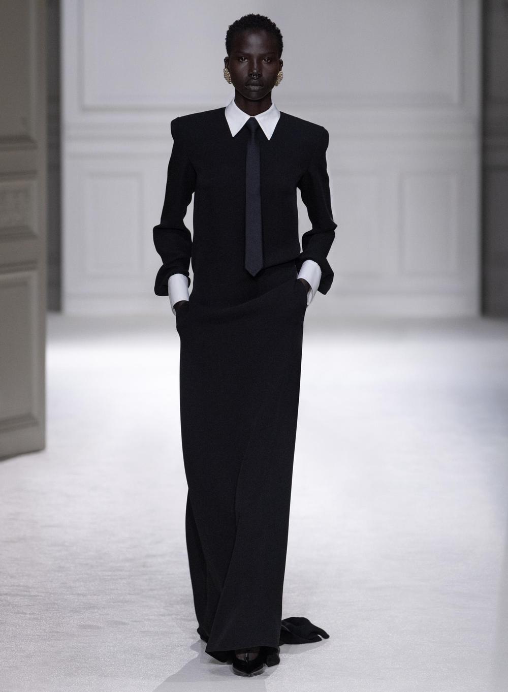Au défilé Valentino, les reines de la nuit sortent en cravate et cols ...