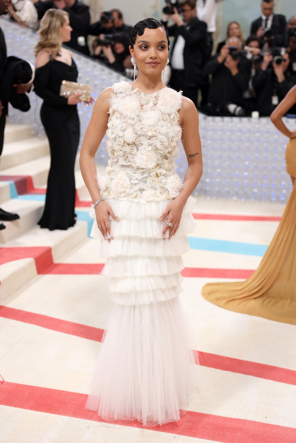 Florence Pugh dévoile son crâne entièrement rasé sur le tapis rouge du ...