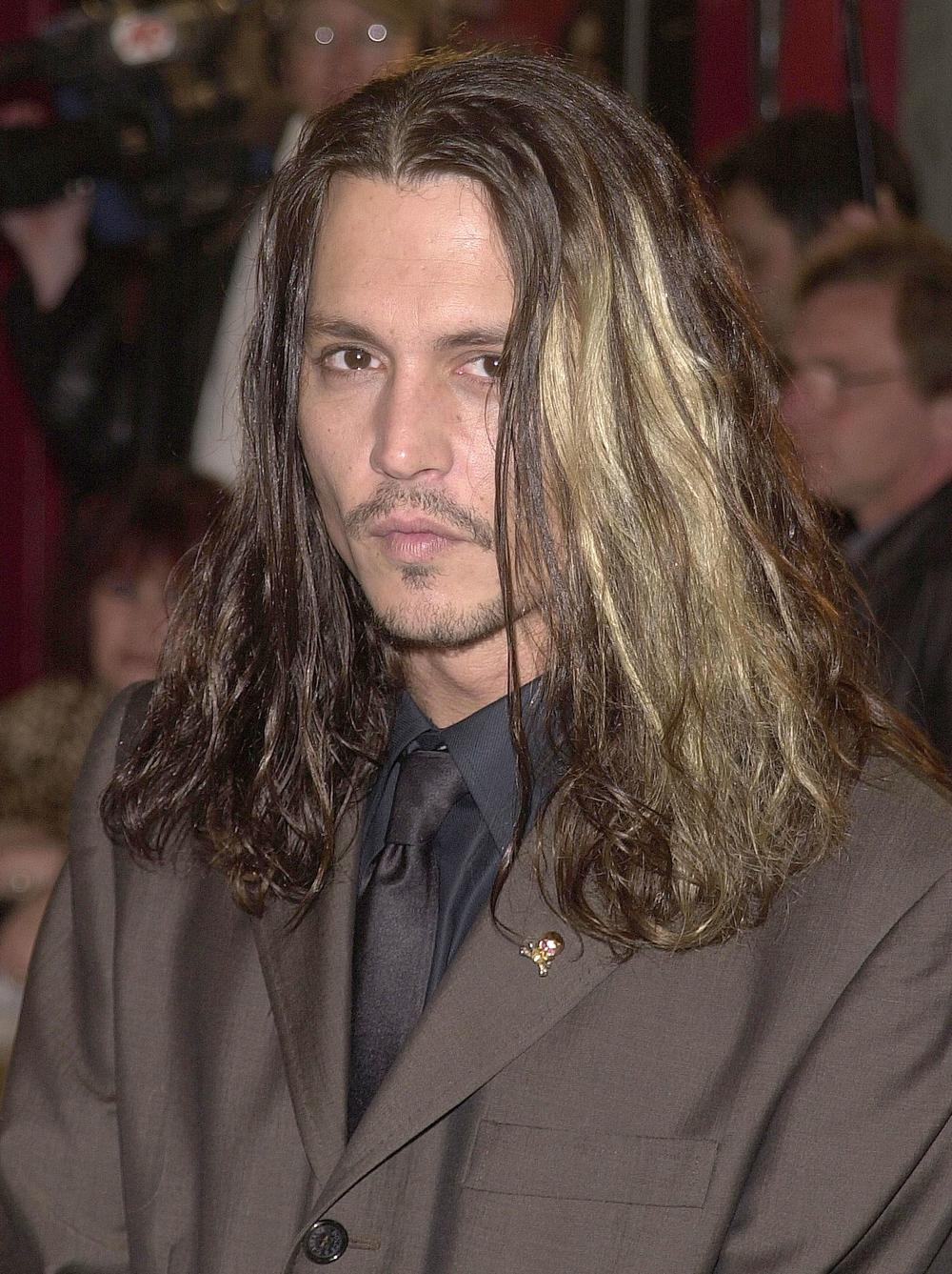 La métamorphose physique de Johnny Depp en 25 photos