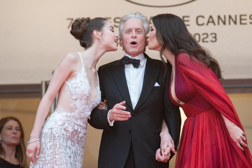 Dos nu et transparence : Carys, la benjamine de Michael Douglas, charme le photocall de Cannes