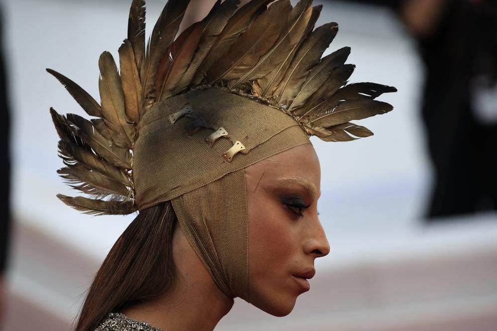 Ce regard taquin d'Harrison Ford devant la beauté de son épouse, avant ...