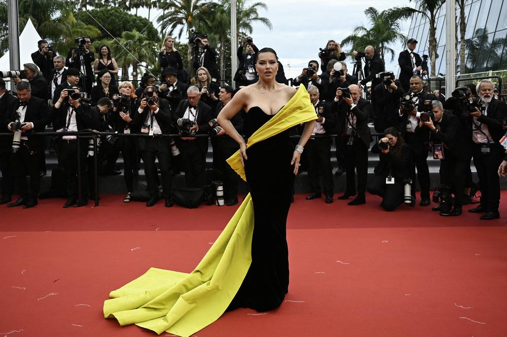 Ce regard taquin d'Harrison Ford devant la beauté de son épouse, avant ...