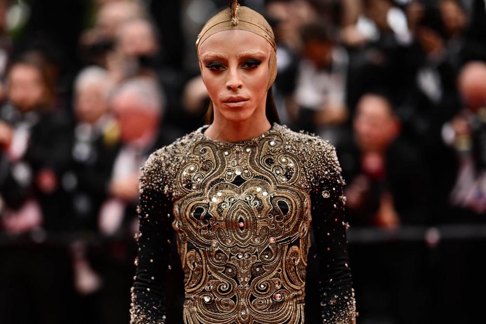 Ce regard taquin d'Harrison Ford devant la beauté de son épouse, avant ...