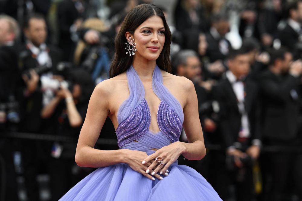 Ce regard taquin d'Harrison Ford devant la beauté de son épouse, avant ...