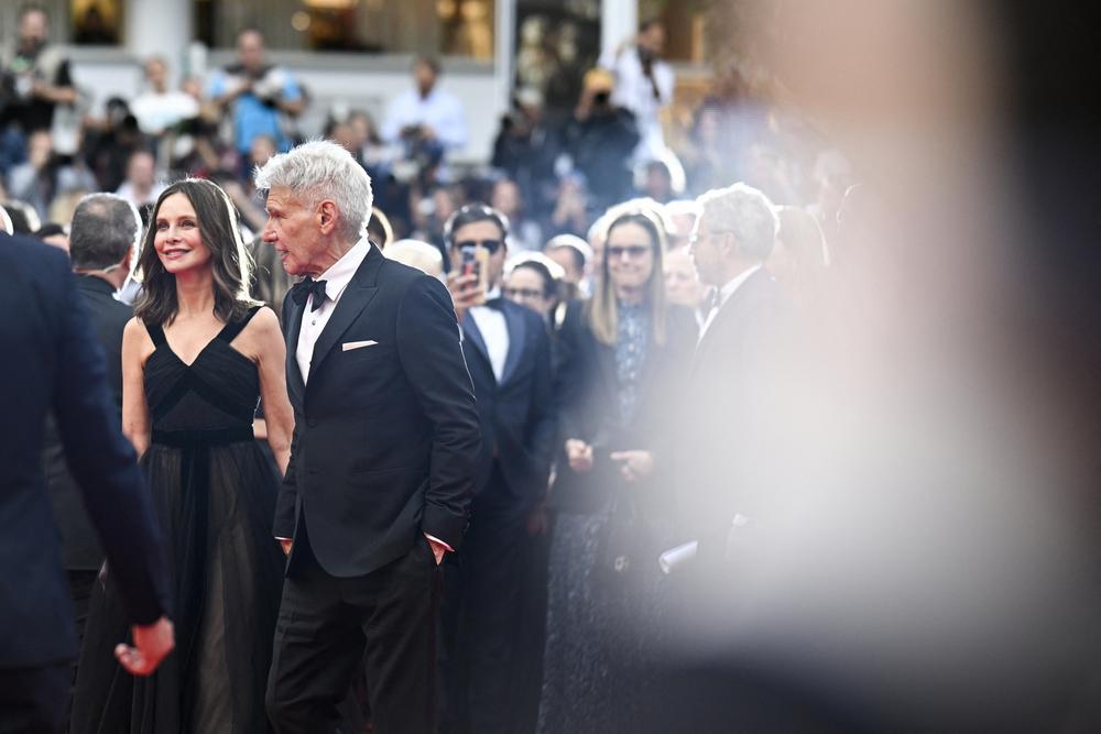 Ce regard taquin d'Harrison Ford devant la beauté de son épouse, avant ...