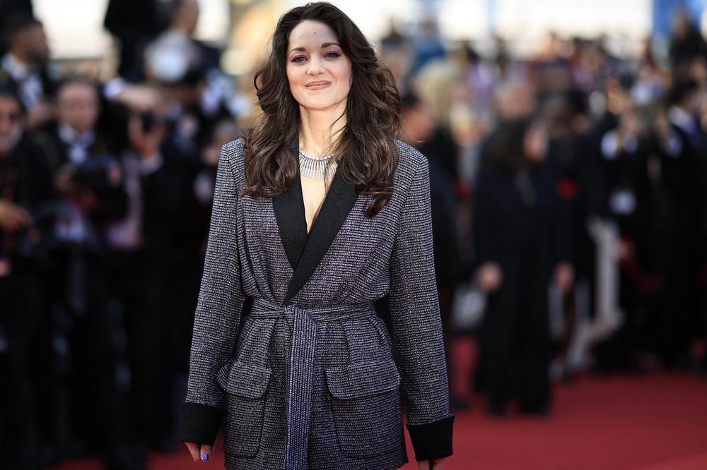 La moustache touffue de Jude Law, la veste peignoir de Marion Cotillard ...