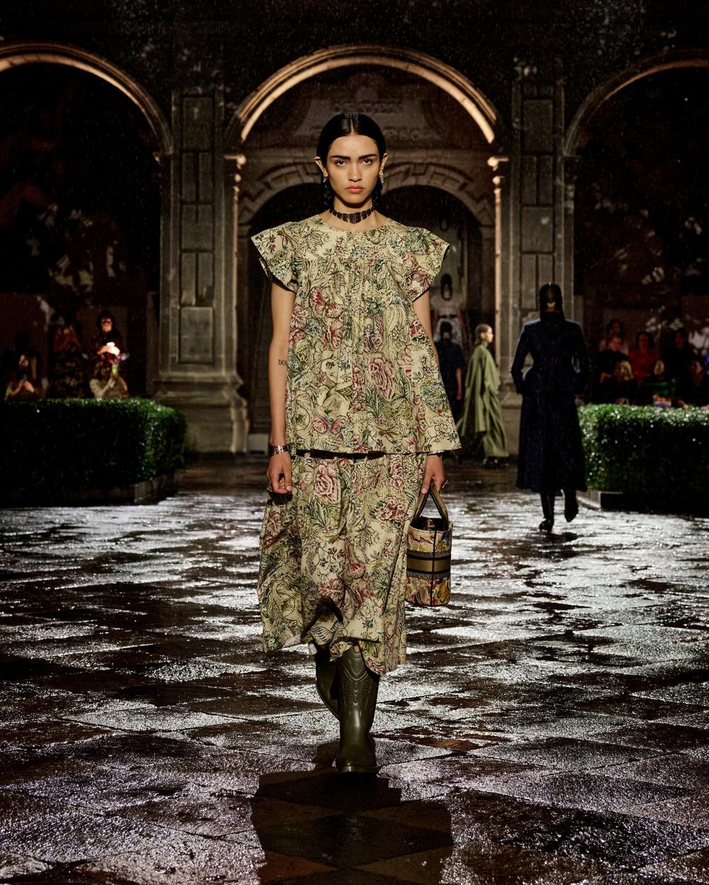 Avec son défilé croisière 2024, Dior clame son amour pour Frida Kahlo ...