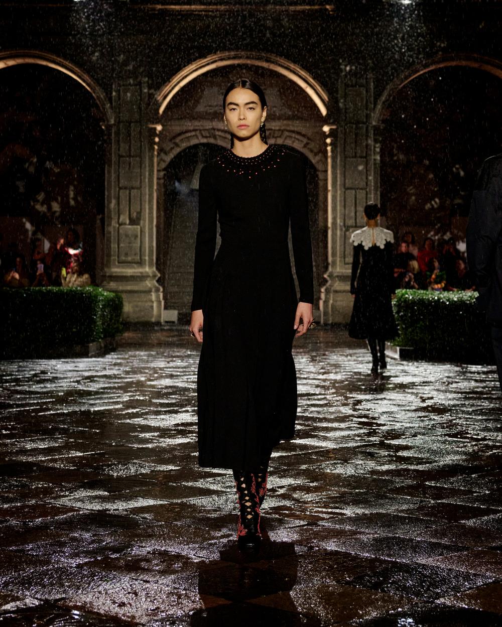 Avec son défilé croisière 2024, Dior clame son amour pour Frida Kahlo ...