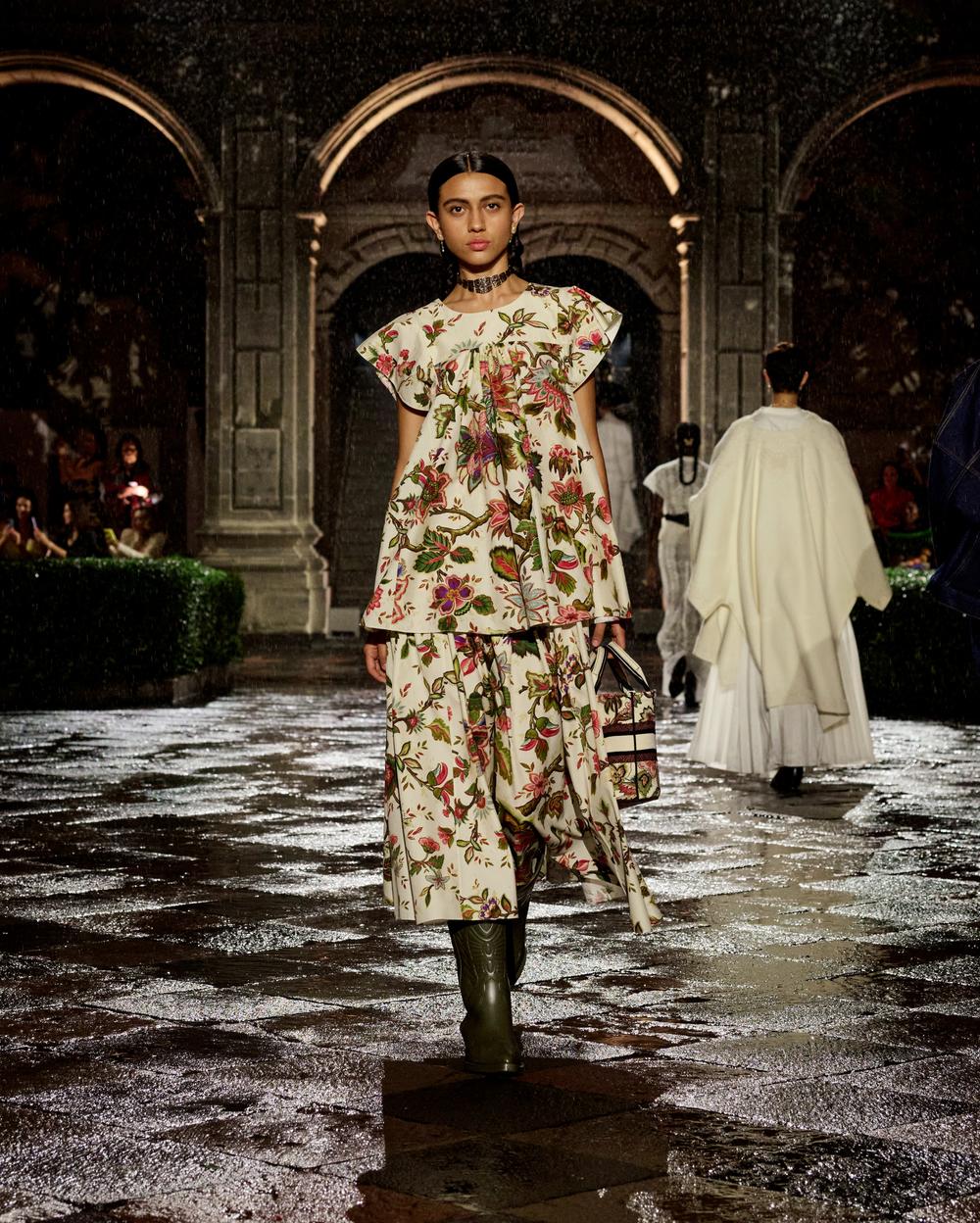 Avec son défilé croisière 2024, Dior clame son amour pour Frida Kahlo ...