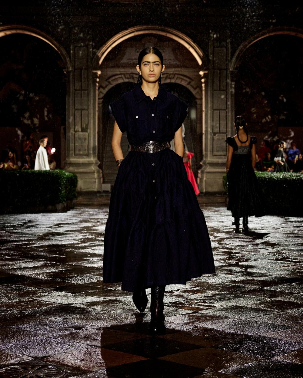Avec son défilé croisière 2024, Dior clame son amour pour Frida Kahlo ...