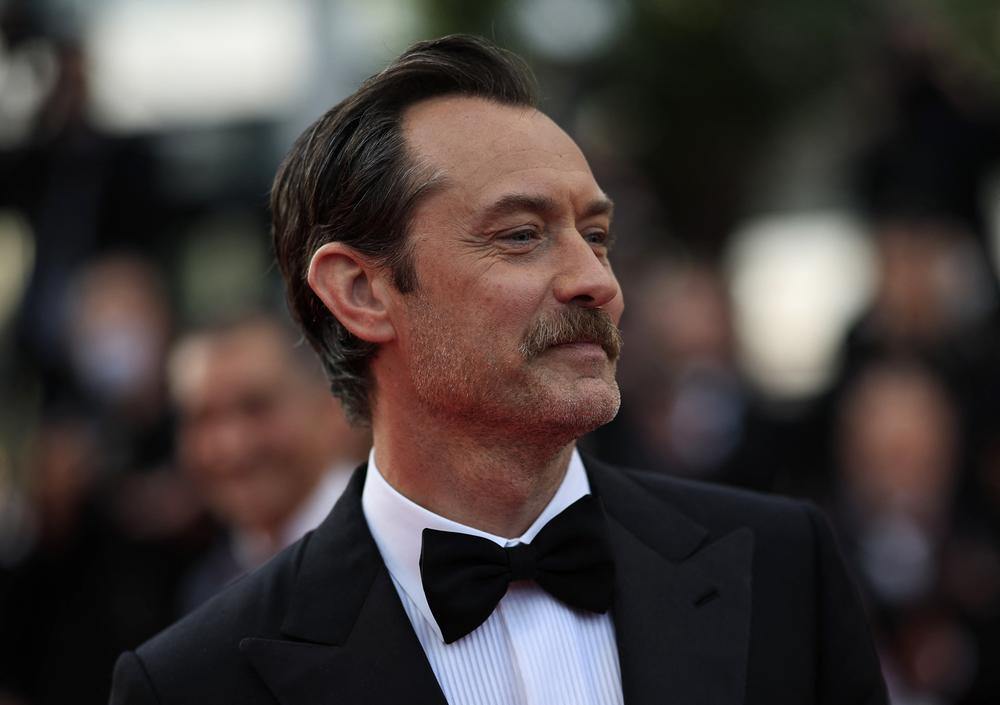 La moustache touffue de Jude Law, la veste peignoir de Marion Cotillard ...