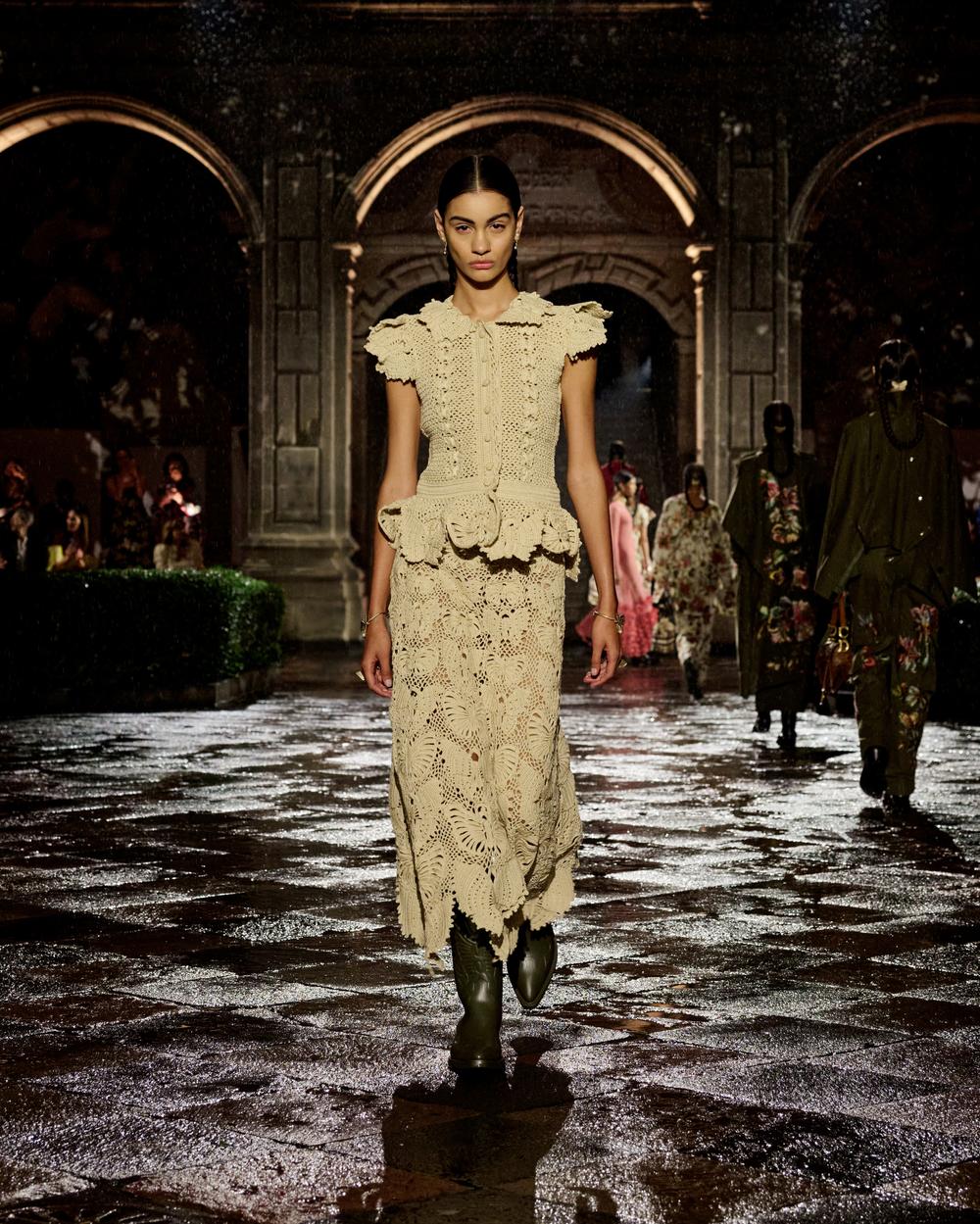Avec son défilé croisière 2024, Dior clame son amour pour Frida Kahlo ...