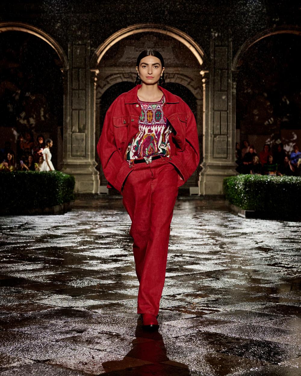 Avec son défilé croisière 2024, Dior clame son amour pour Frida Kahlo ...