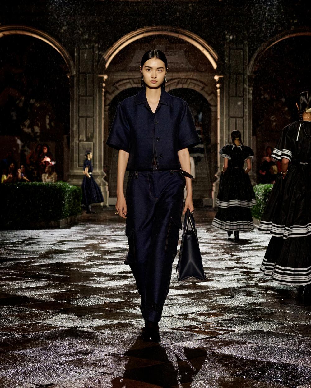 Avec son défilé croisière 2024, Dior clame son amour pour Frida Kahlo ...