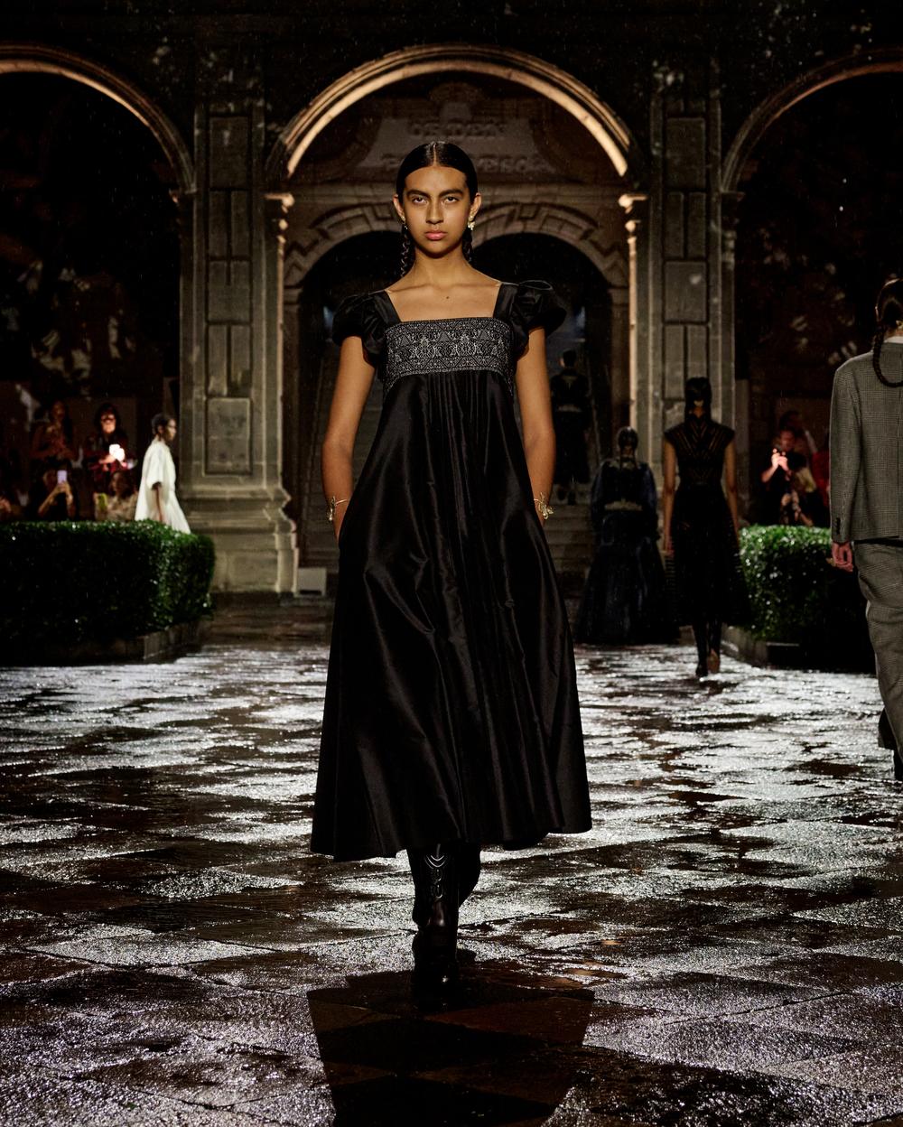 Avec son défilé croisière 2024, Dior clame son amour pour Frida Kahlo ...