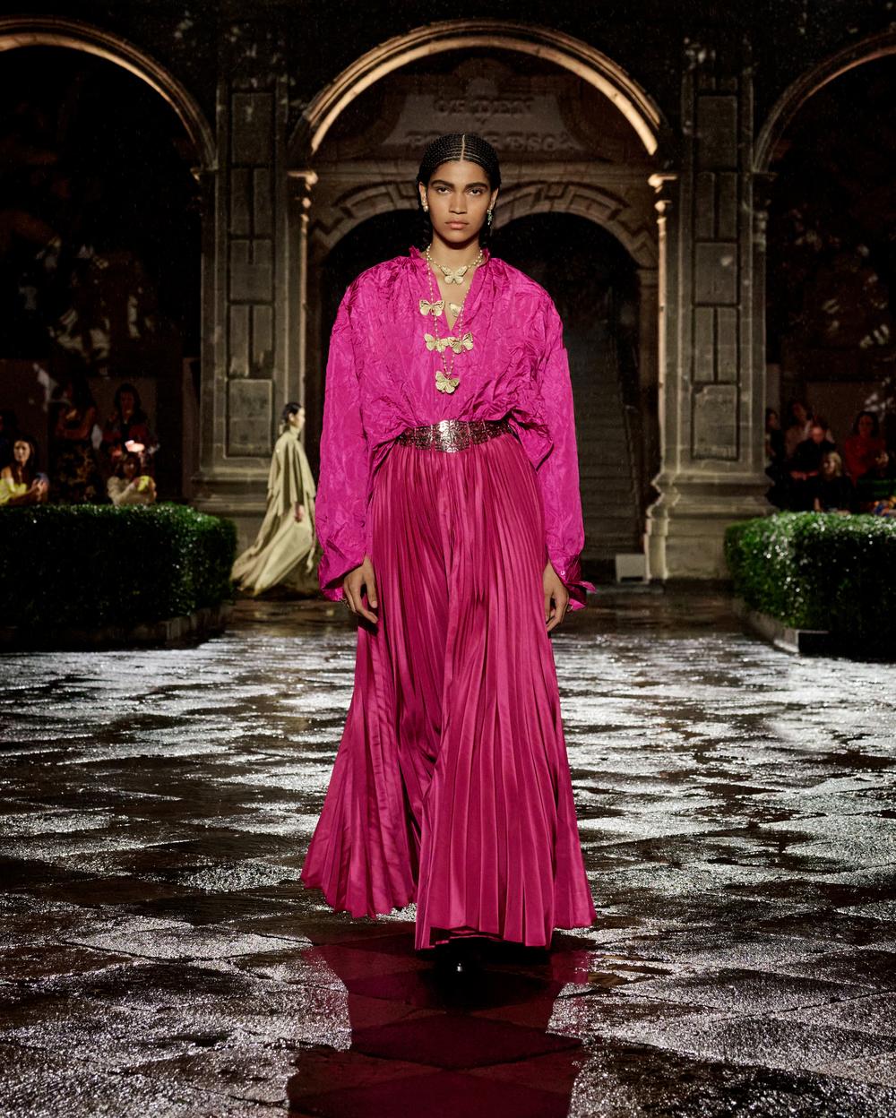 Avec son défilé croisière 2024, Dior clame son amour pour Frida Kahlo ...