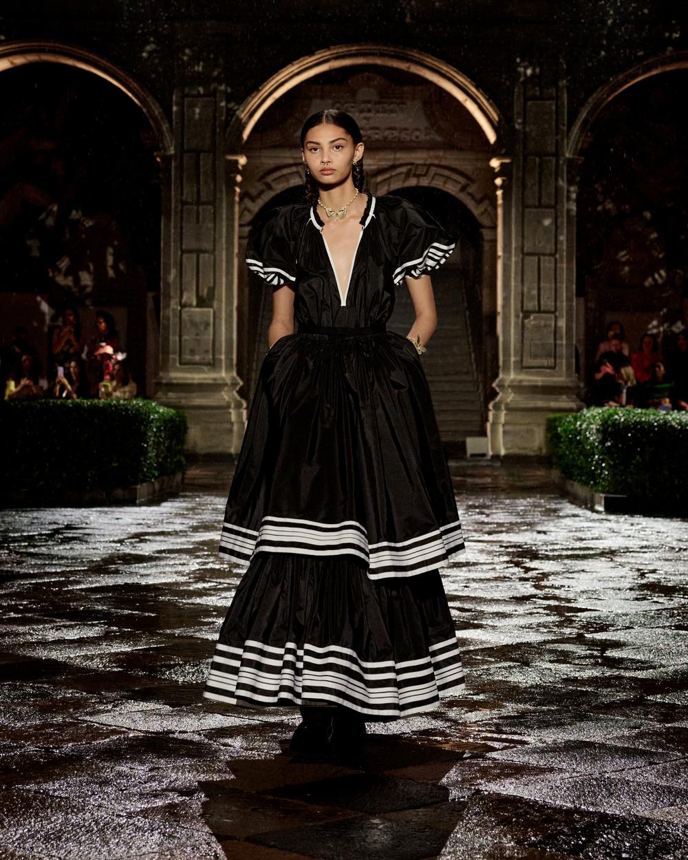 Avec son défilé croisière 2024, Dior clame son amour pour Frida Kahlo ...