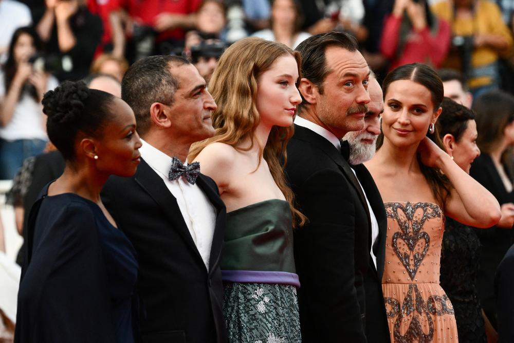 La moustache touffue de Jude Law, la veste peignoir de Marion Cotillard ...