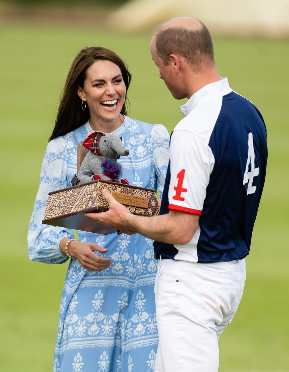 Le rare baiser de Kate et William lors d’un match de polo, le même que ...