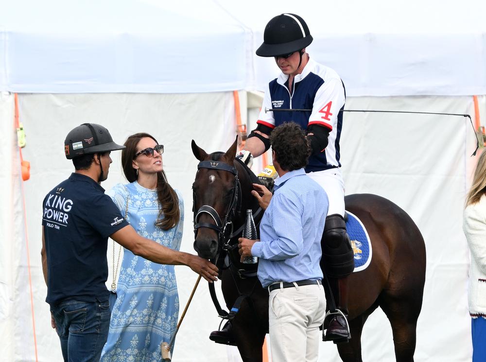 Le rare baiser de Kate et William lors d’un match de polo, le même que ...