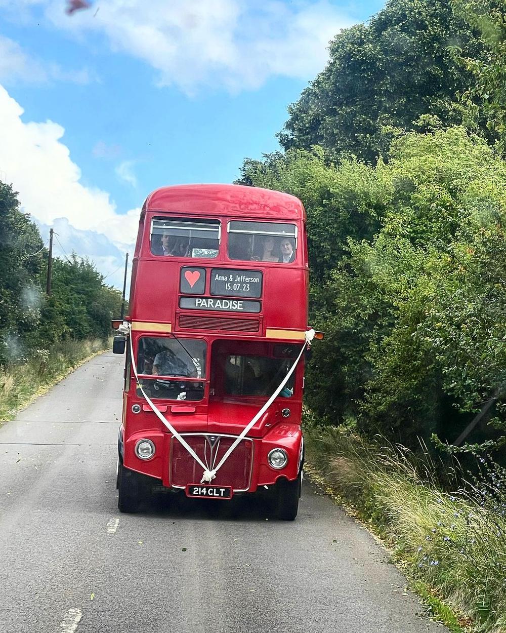Kate et Lila Moss, une cascade de dentelles et un bus londonien : en ...