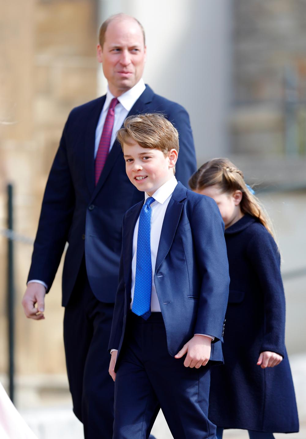 À l'aise et souriant, le prince George, 10 ans, pose comme un grand sur ...