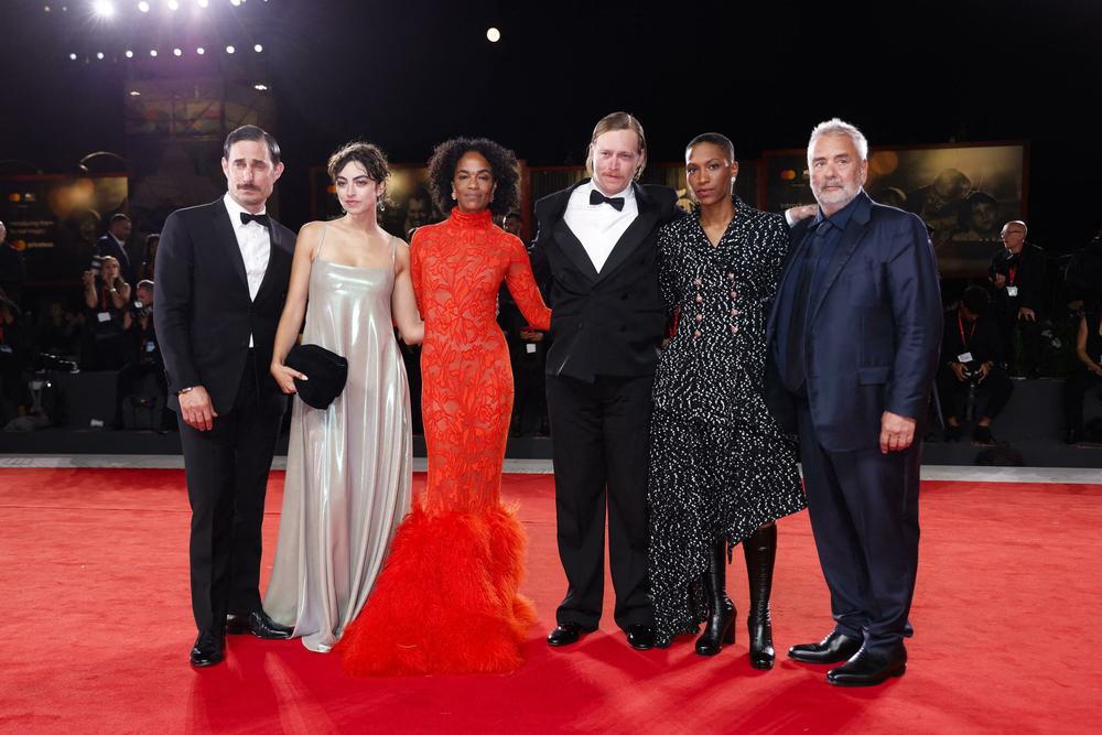 L’apparition fracassante de Luc Besson, sa femme et quatre de ses ...