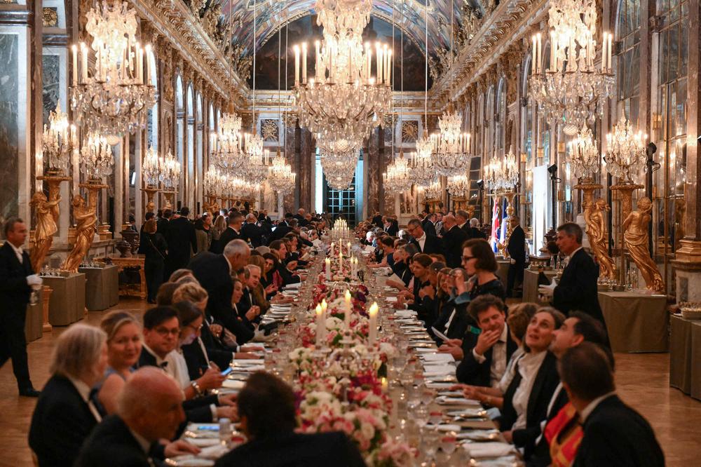 Le banquet à Versailles, le marché aux fleurs, l’hôtel de ville de ...