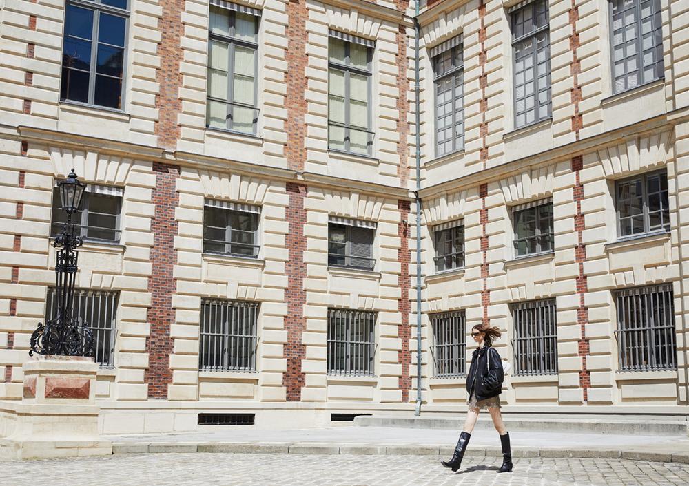 En Parisienne rock et studieuse, la fille Celine défile à la ...