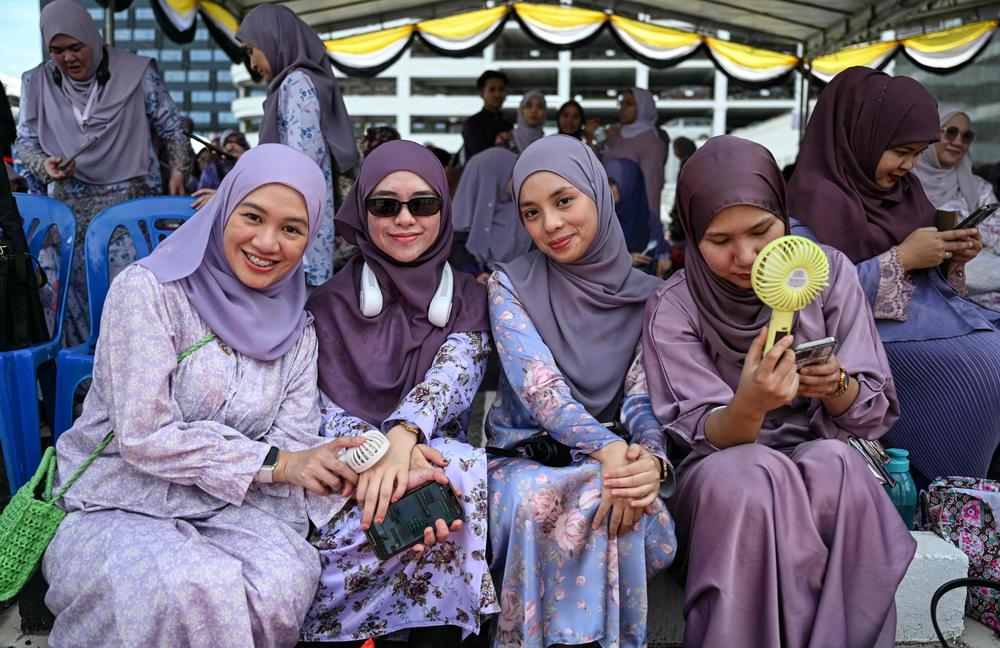 Au Sultanat De Brunei Un Mariage Princier Tout En Dorures Et Paillettes
