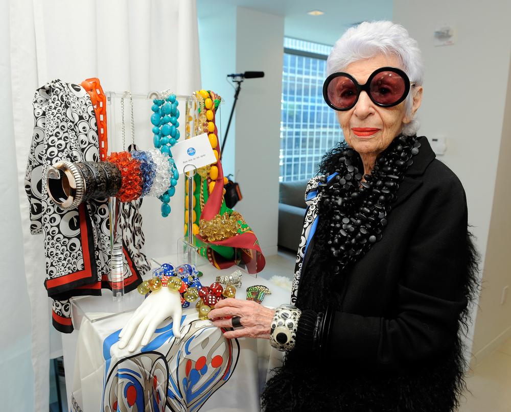 En photos, l’extravagante carrière d’Iris Apfel, icône de la mode new ...