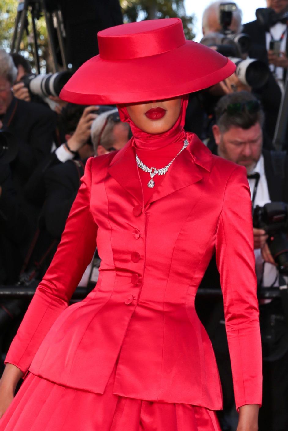 Les billets dans le décolleté, la robe à clés, les gants d’opéra... ces ...