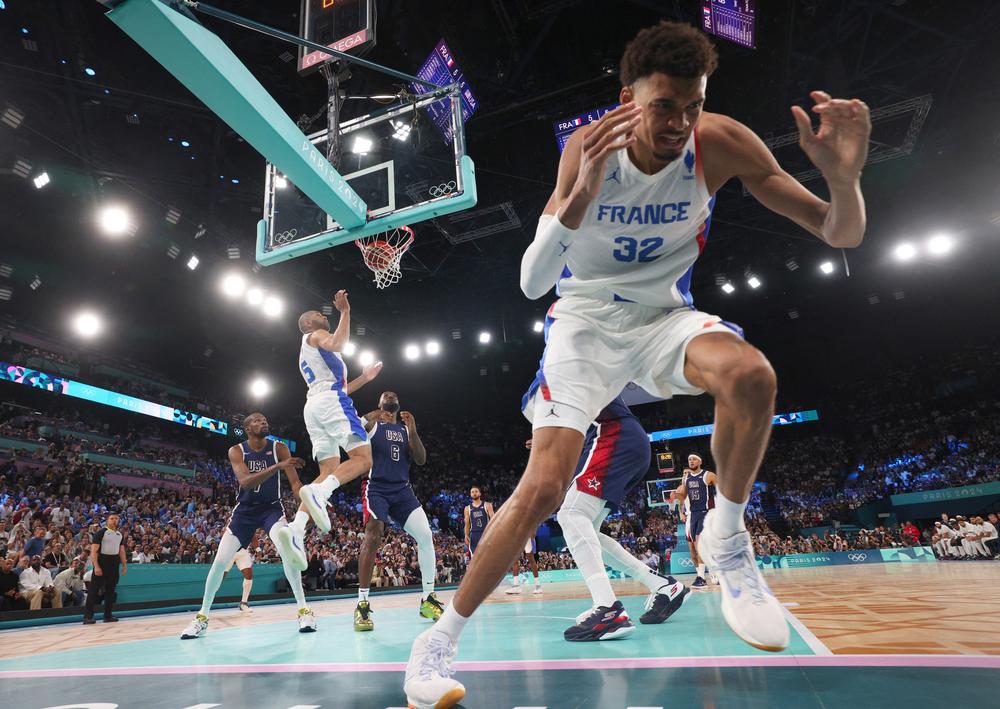 JO, Basket: la photo iconique de Team USA avec médailles d’or et ...