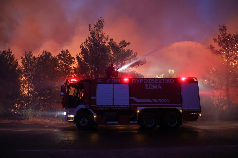 Feux en Grèce : les images impressionnantes d’un gigantesque incendie ...