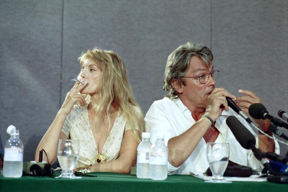 Téléphones interdits, musique du Clan des Siciliens, discours de ...