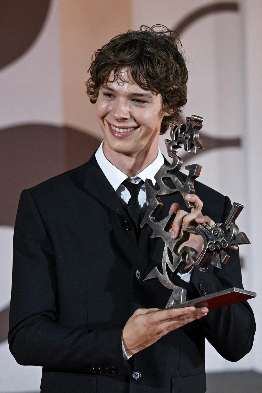 Sienna Miller bottée comme Bardot, Kevin Costner rasé de près, Isabelle ...