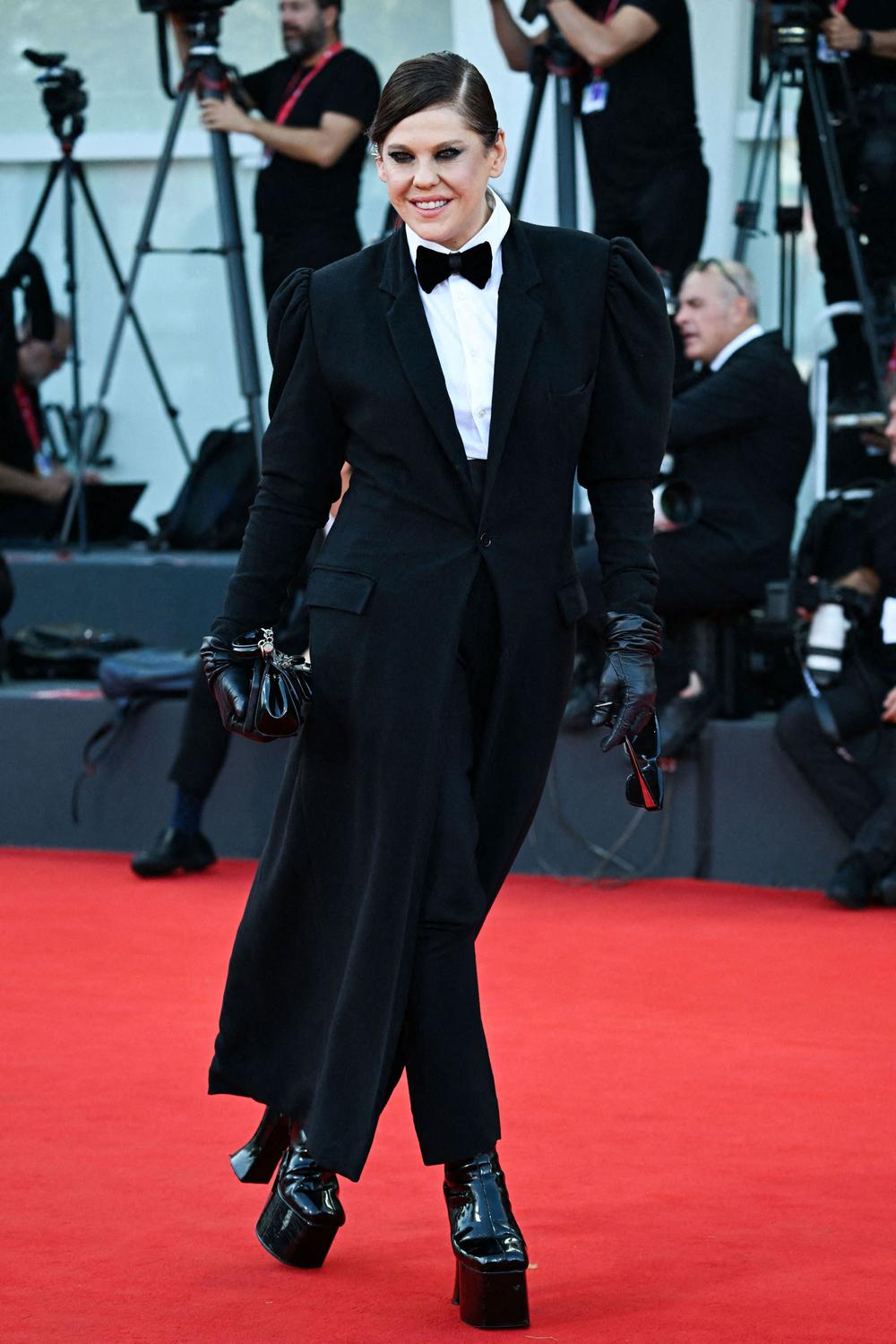 Sienna Miller bottée comme Bardot, Kevin Costner rasé de près, Isabelle ...