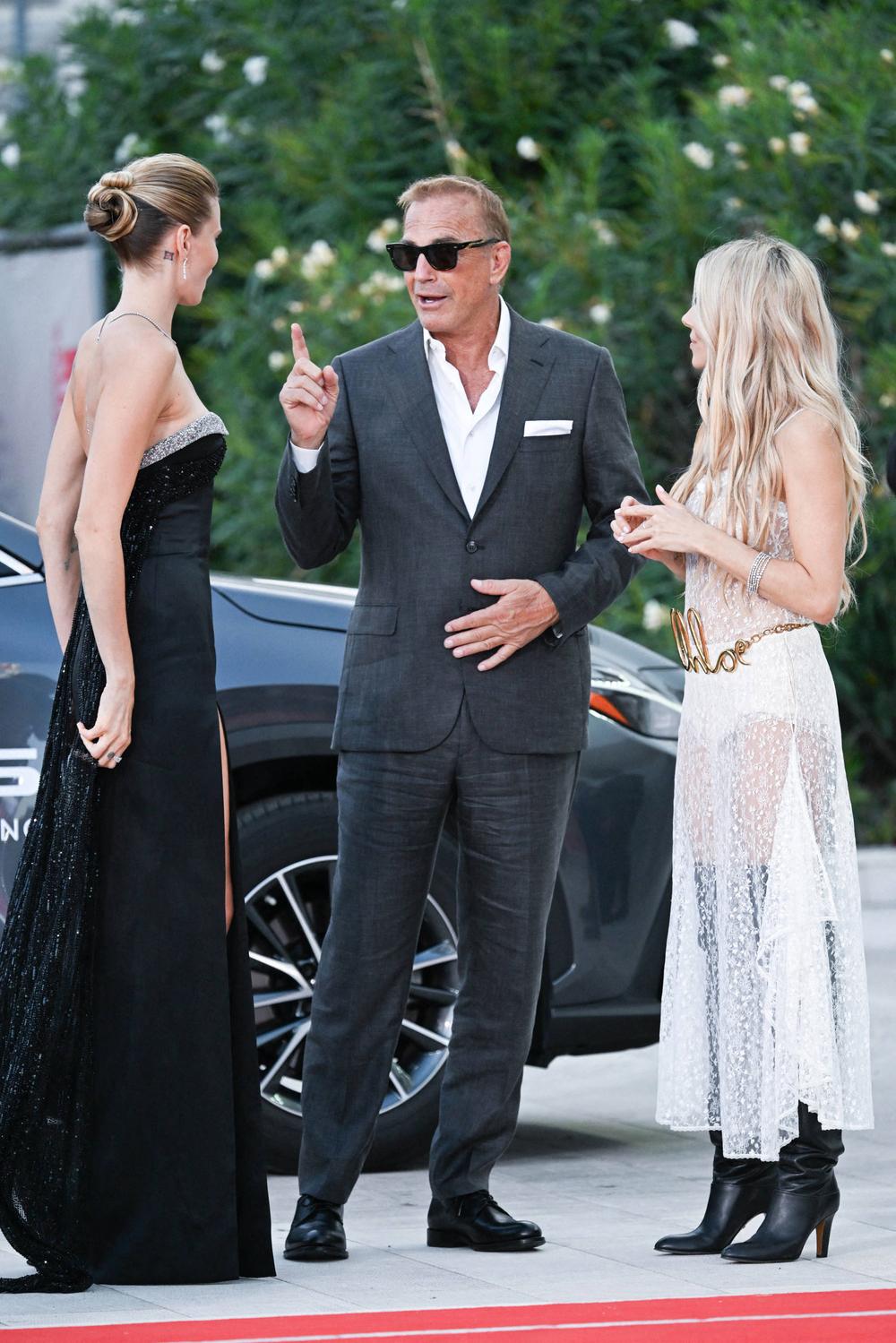 Sienna Miller bottée comme Bardot, Kevin Costner rasé de près, Isabelle ...