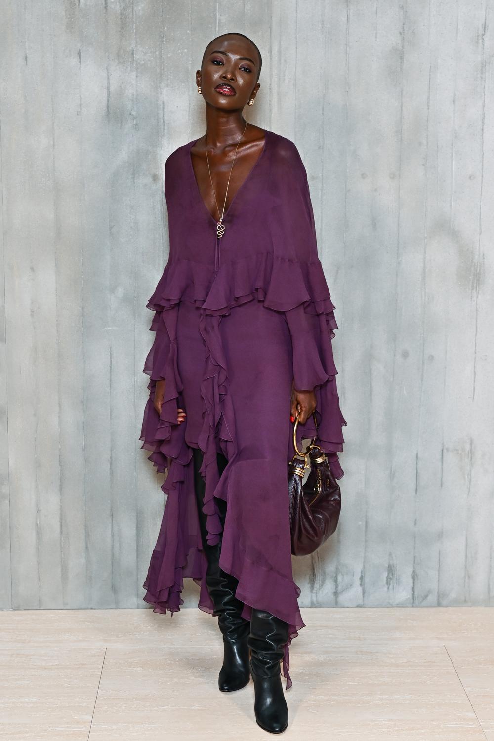 Sienna Miller en bleu pastel, Tina Kunakey en minijupe… L'élégance bohème au premier rang du ...