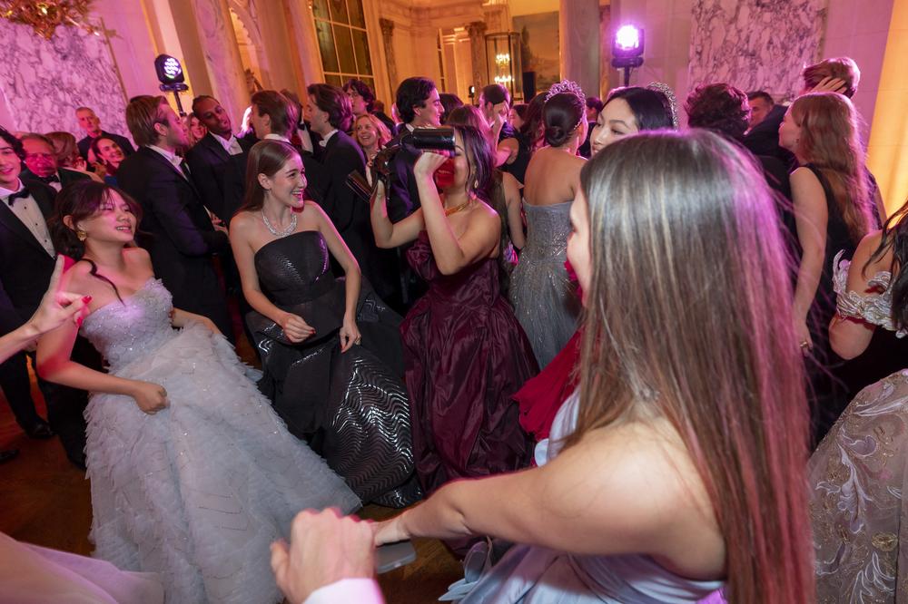 Bal des débutantes 2024 : les photos d’une soirée époustouflante à ...