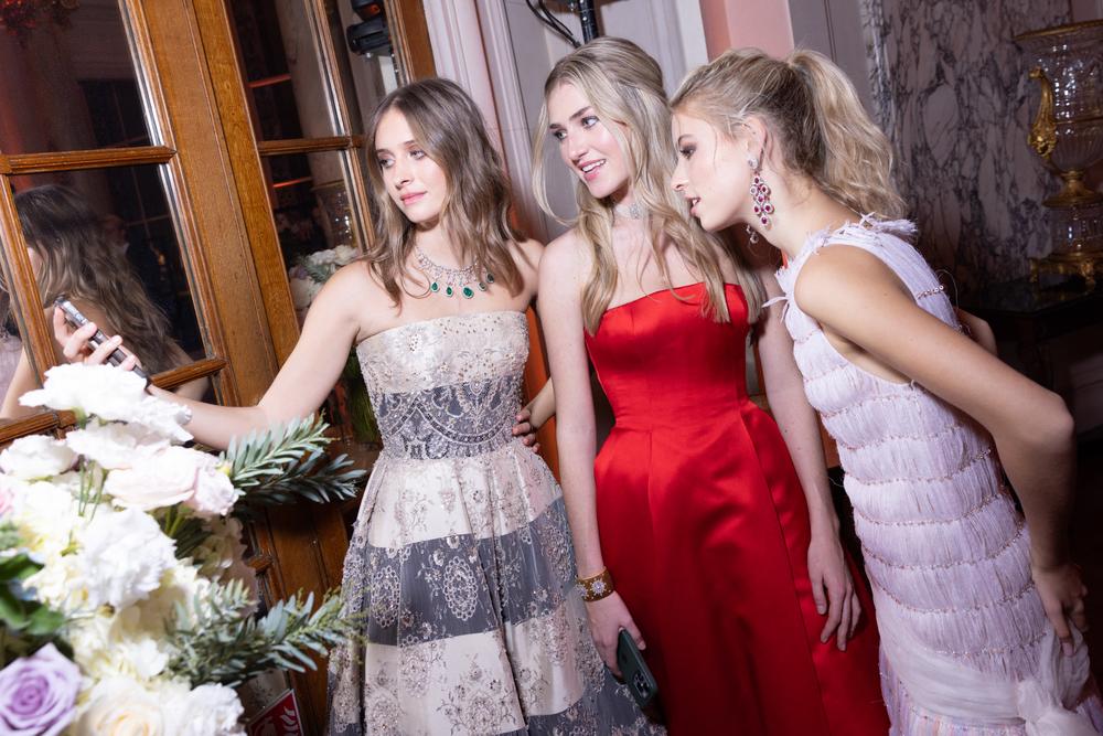 Bal des débutantes 2024 : les photos d’une soirée époustouflante à ...