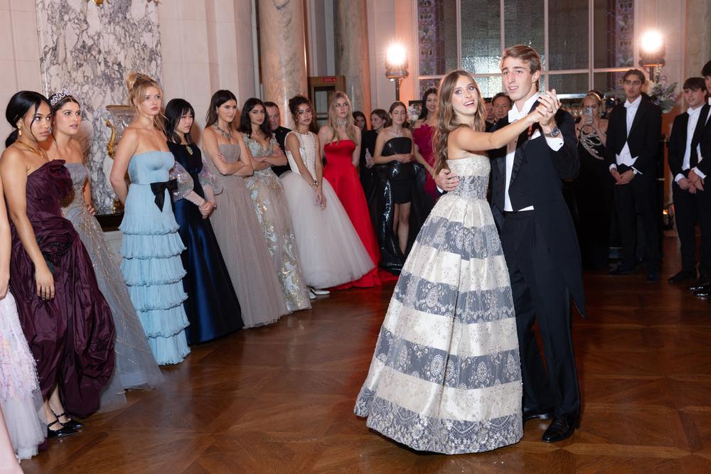 Bal des débutantes 2024 : les photos d’une soirée époustouflante à ...