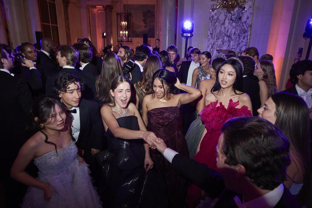 Bal des débutantes 2024 : les photos d’une soirée époustouflante à ...