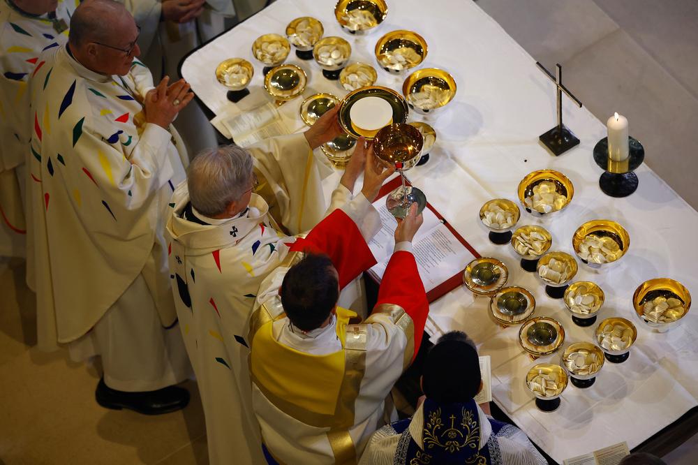 Consécration de l’Autel, Brigitte Macron qui communie... Les temps ...