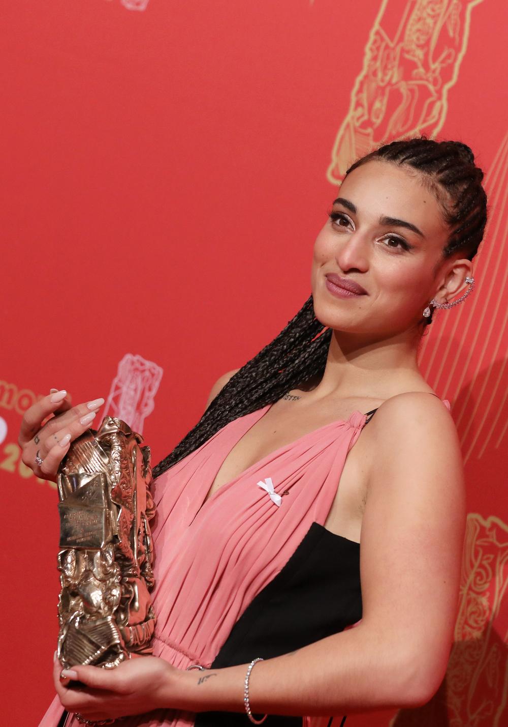 PHOTOS - Camélia Jordana sublime lors de la Fashion Week parisienne : découvrez son évolution ...