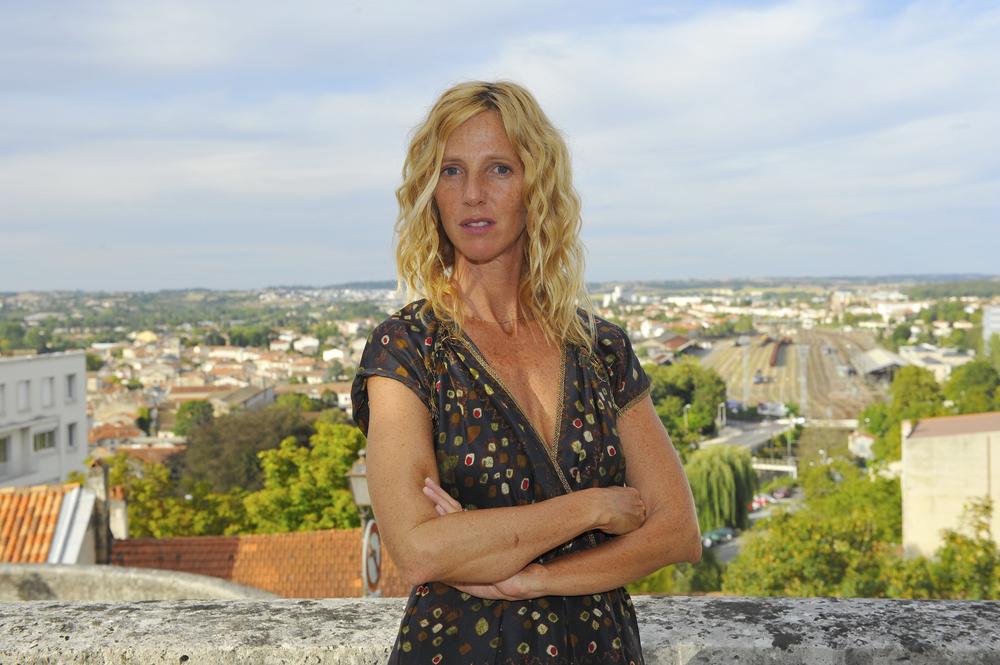 PHOTOS – Sandrine Kiberlain a 57 ans : retour sur son évolution physique