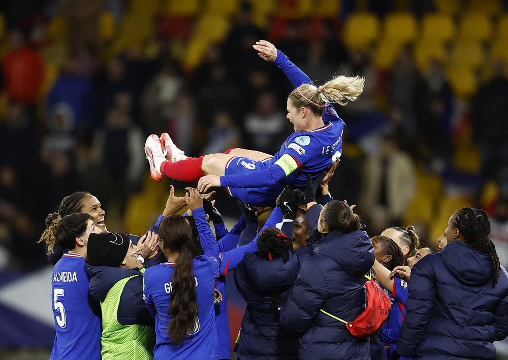 Équipe de France F : Le Sommer devient la joueuse la plus capée de l ...