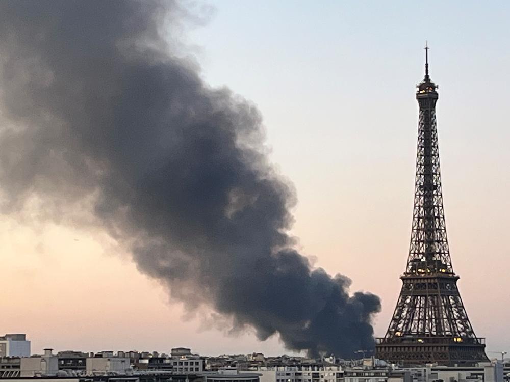 Les impressionnantes images de l’incendie d’un centre de tri du 17e ...