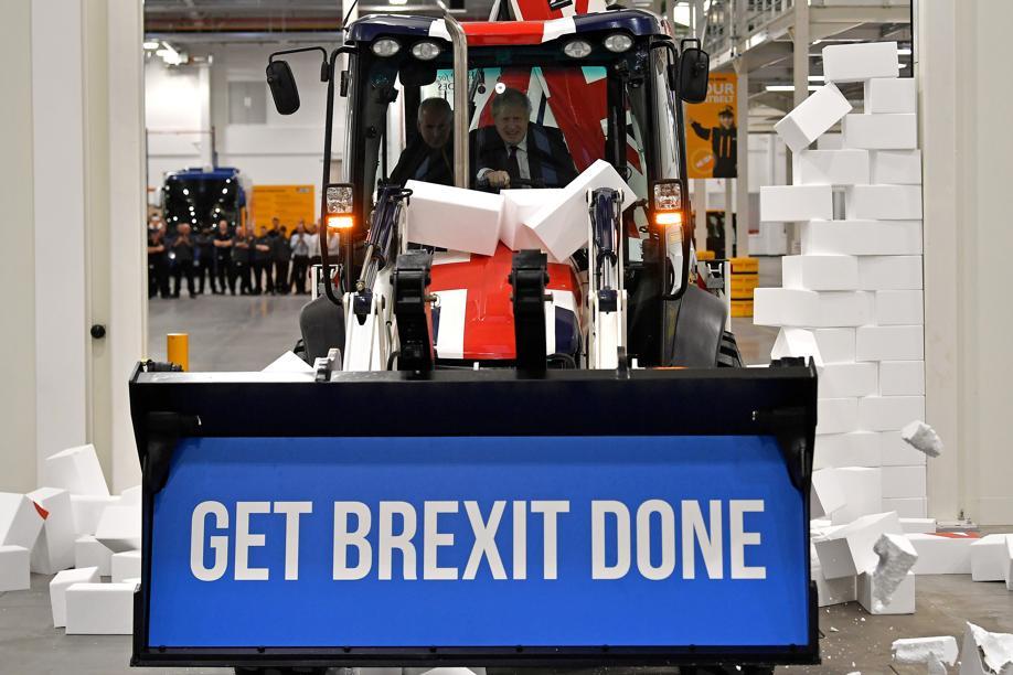 Au Royaume-Uni, la campagne très loufoque de Boris Johnson