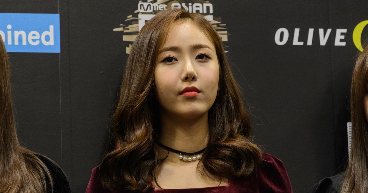 La star de la K-Pop Sowon s'excuse après avoir posé, souriante, avec un ...